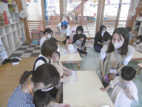 5月27日のタムタム教室（2歳児教室）は「いも餅づくり」 | 東長野幼稚園